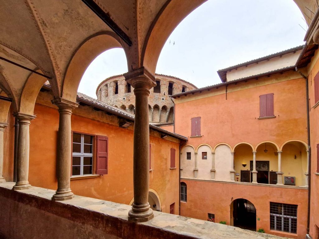 Dozza: cosa vedere nel borgo dei murales - In viaggio con Monica