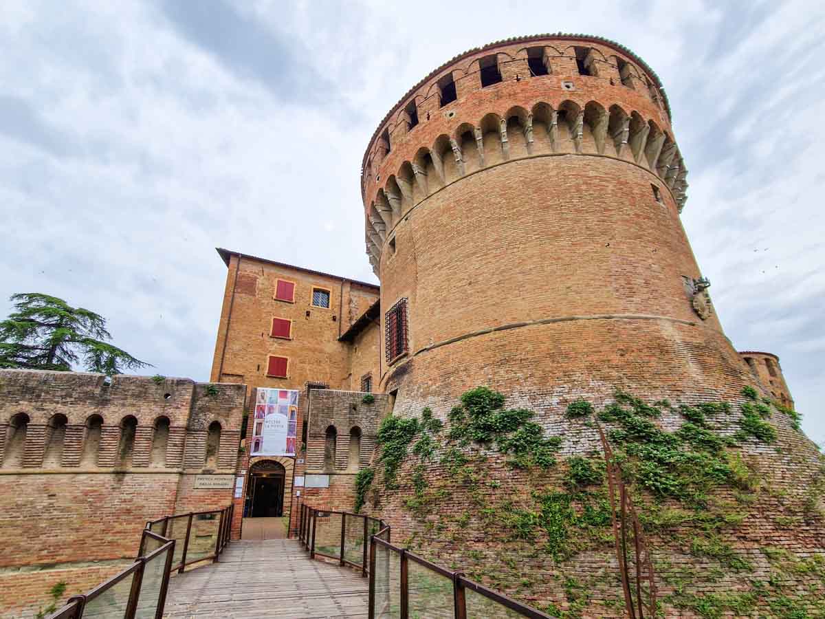 Dozza: cosa vedere nel borgo dei murales - In viaggio con Monica